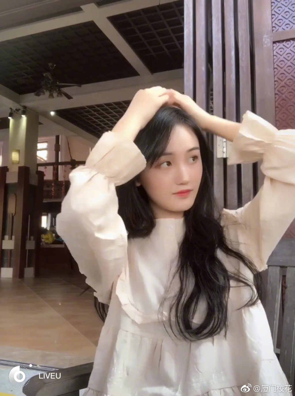 她叫梁咏妮，98年，就读于北京电影学院，身高168cm