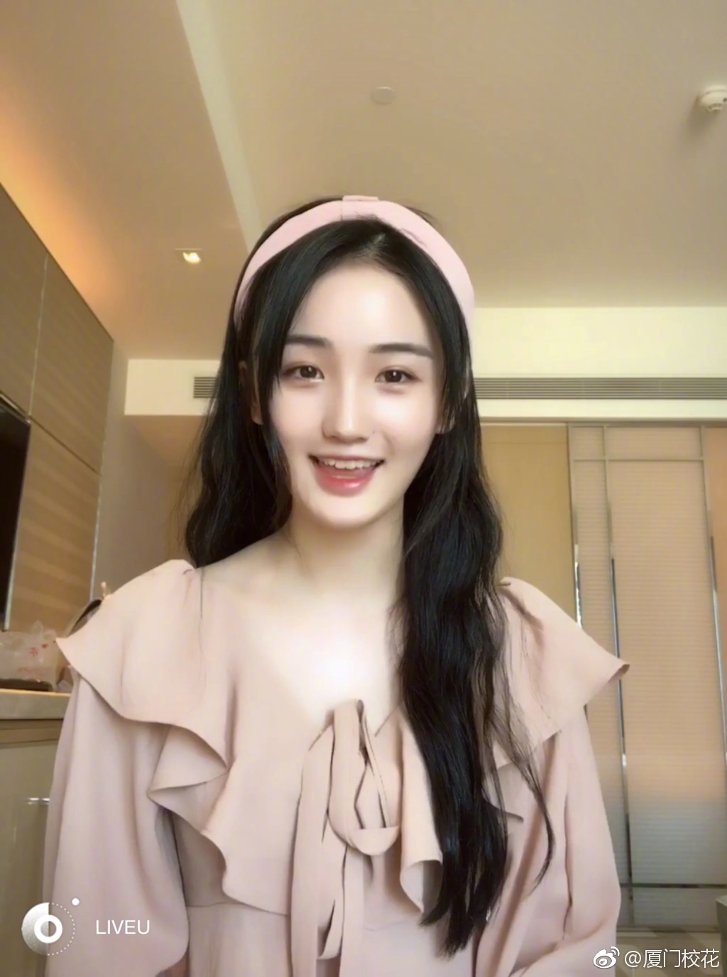 她叫梁咏妮，98年，就读于北京电影学院，身高168cm