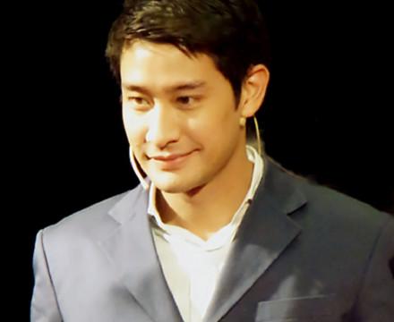 Pong和Bella出道前家境普通，原来泰剧明星成名前的生活是这样_新浪新闻