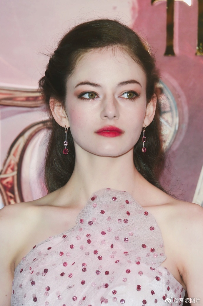 麦肯基·弗依（Mackenzie Foy）现身CMA乡村音乐奖担任颁奖嘉宾