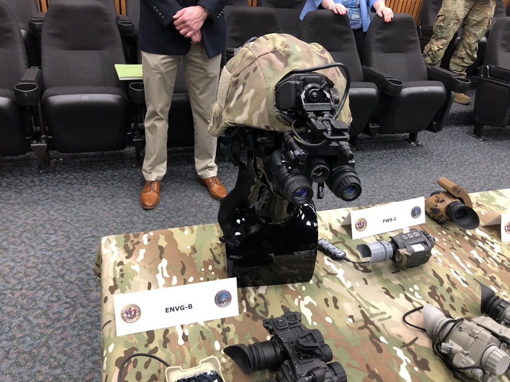 三等人即将装备的双筒ENVG夜视仪