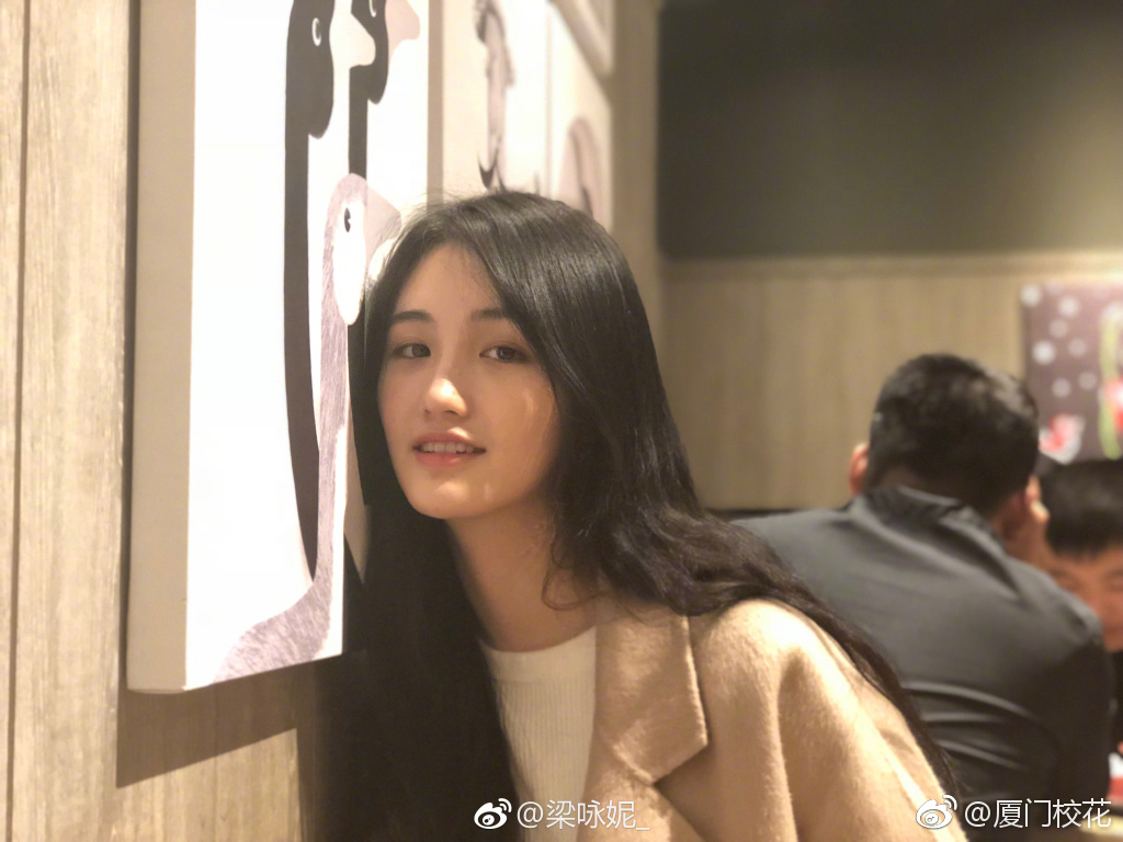 她叫梁咏妮，98年，就读于北京电影学院，身高168cm