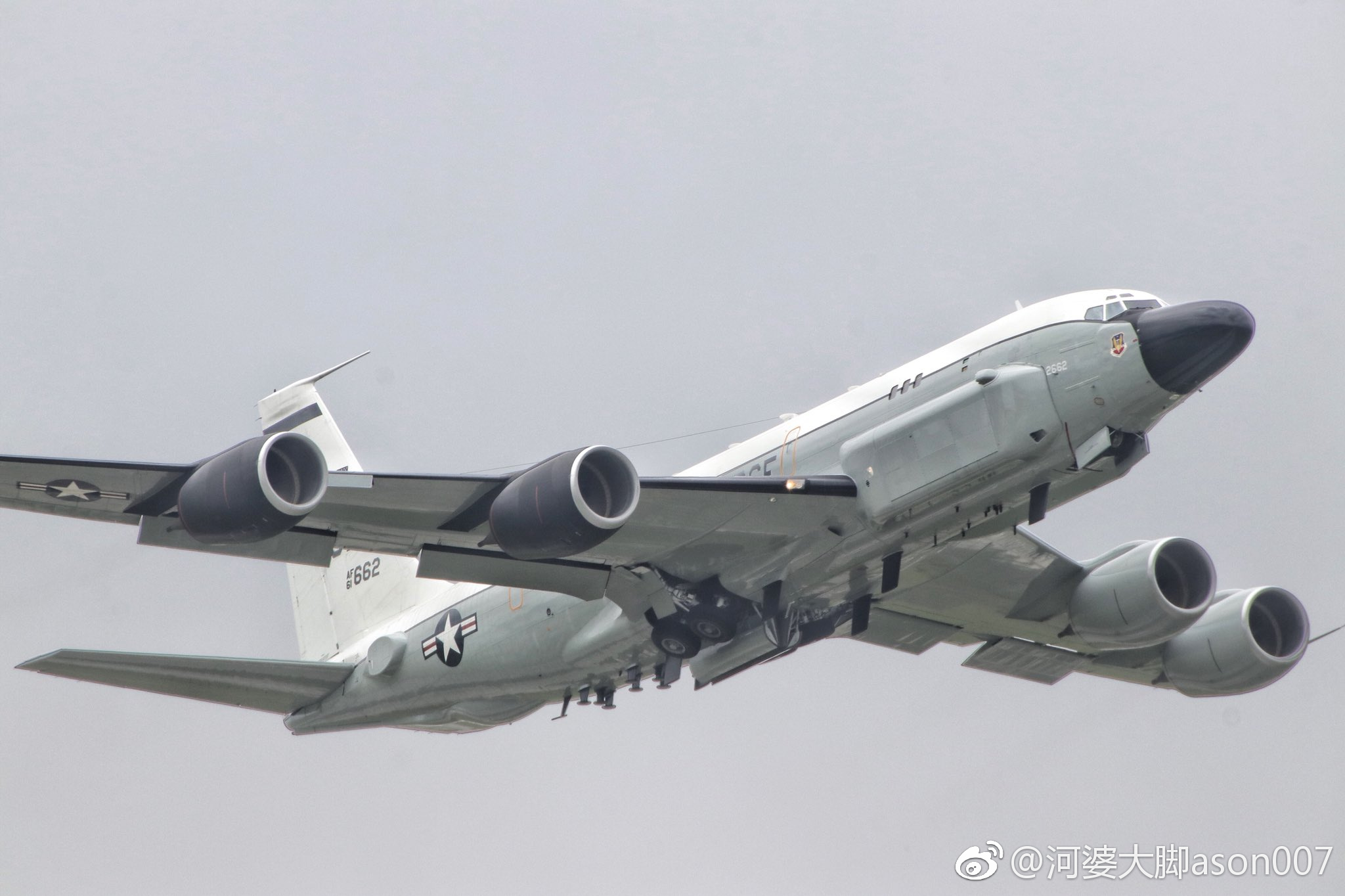 美国空军662号RC-135S“眼镜蛇球”弹道导弹侦察机16日在日本横田基地