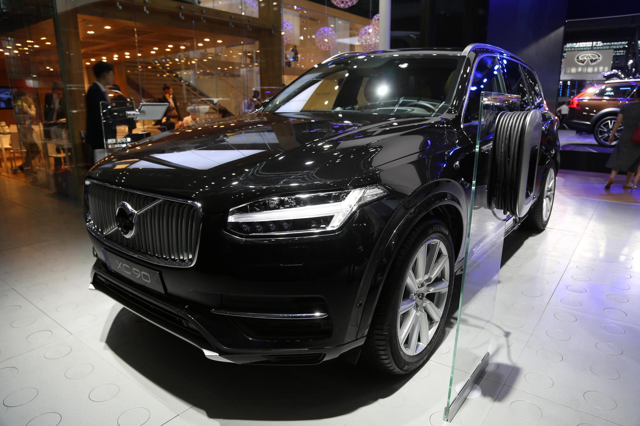 媲美宝马X5、奥迪Q7，2018款沃尔沃XC90 T8 E驱混动版 实拍！-新浪汽车