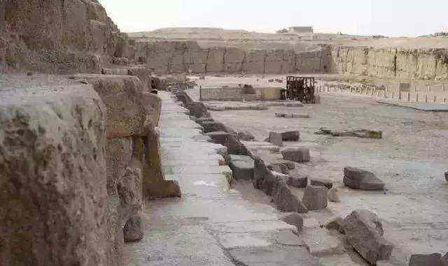 古埃及搬运之谜: 建造金字塔的巨大石块是如何被搬运的?_新浪新闻