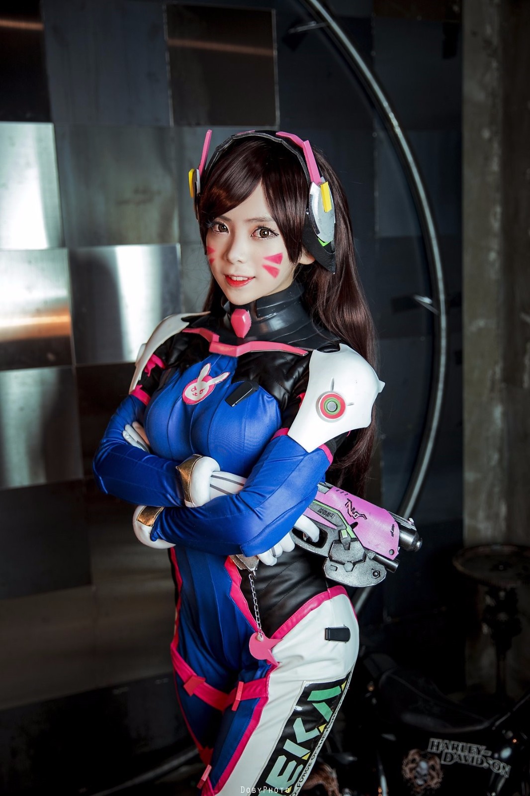 《守望先锋》DVA韩国妹子本色COS 可爱与大长腿我全都要|守望先锋|本色|妹子_新浪新闻