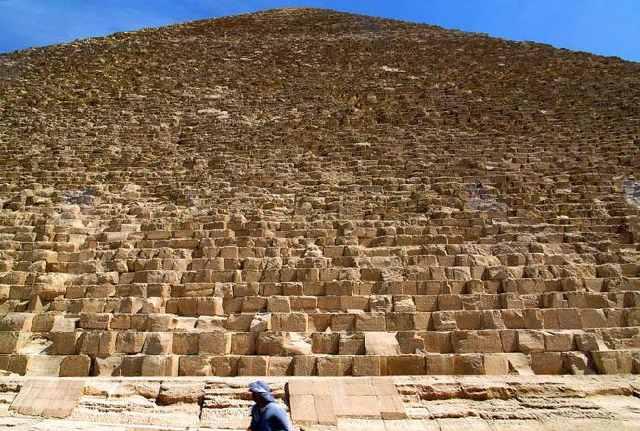 古埃及搬运之谜: 建造金字塔的巨大石块是如何被搬运的?_新浪新闻