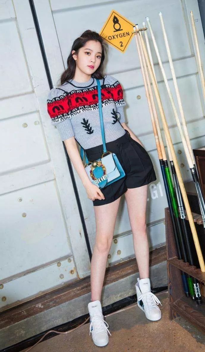 18岁美少女标配T恤，“欧阳娜娜式”穿搭，网友：怎么看都美|欧阳娜娜|T恤|吊带_新浪新闻