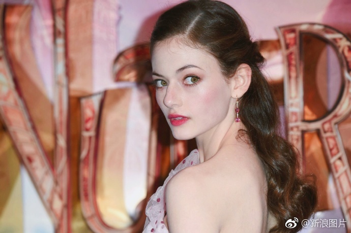 麦肯基·弗依（Mackenzie Foy）现身CMA乡村音乐奖担任颁奖嘉宾|麦肯基·弗依|颁奖嘉宾|音乐奖_新浪新闻