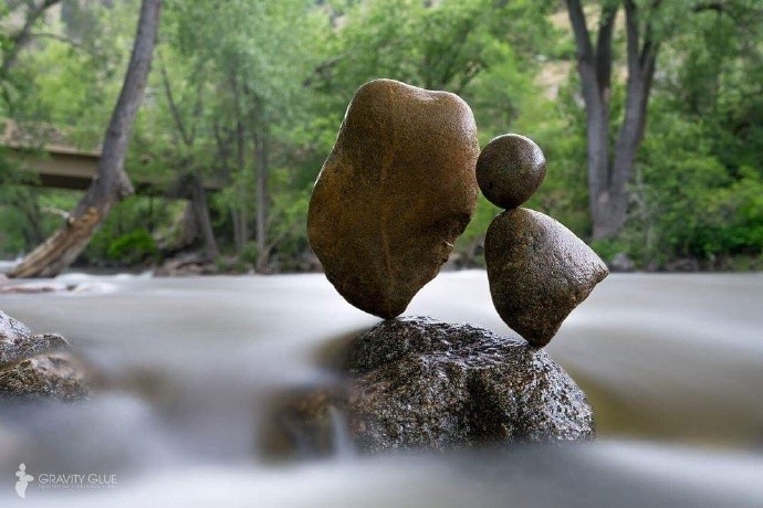 我天啊，这才是真正的平衡石大师啊。via：摄影师 Michael Grab