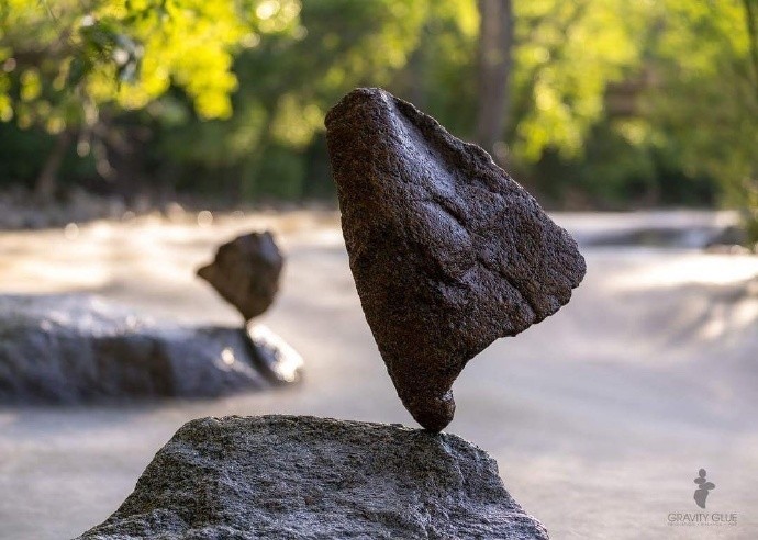 我天啊，这才是真正的平衡石大师啊。via：摄影师 Michael Grab