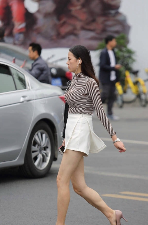 成熟美女妩媚迷人,一双修长的大白腿十分抢眼,让人欲罢不能