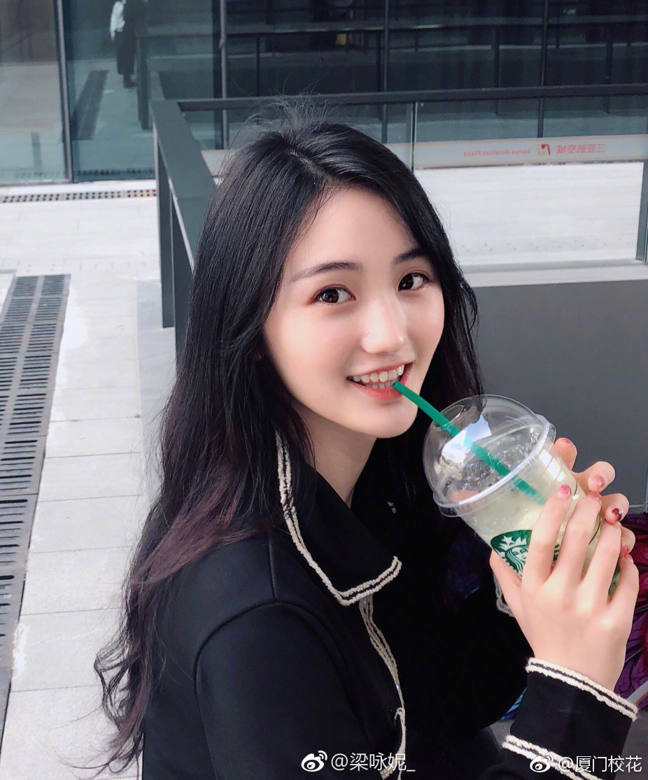 她叫梁咏妮，98年，就读于北京电影学院，身高168cm