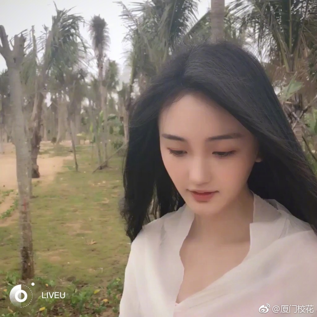 她叫梁咏妮，98年，就读于北京电影学院，身高168cm