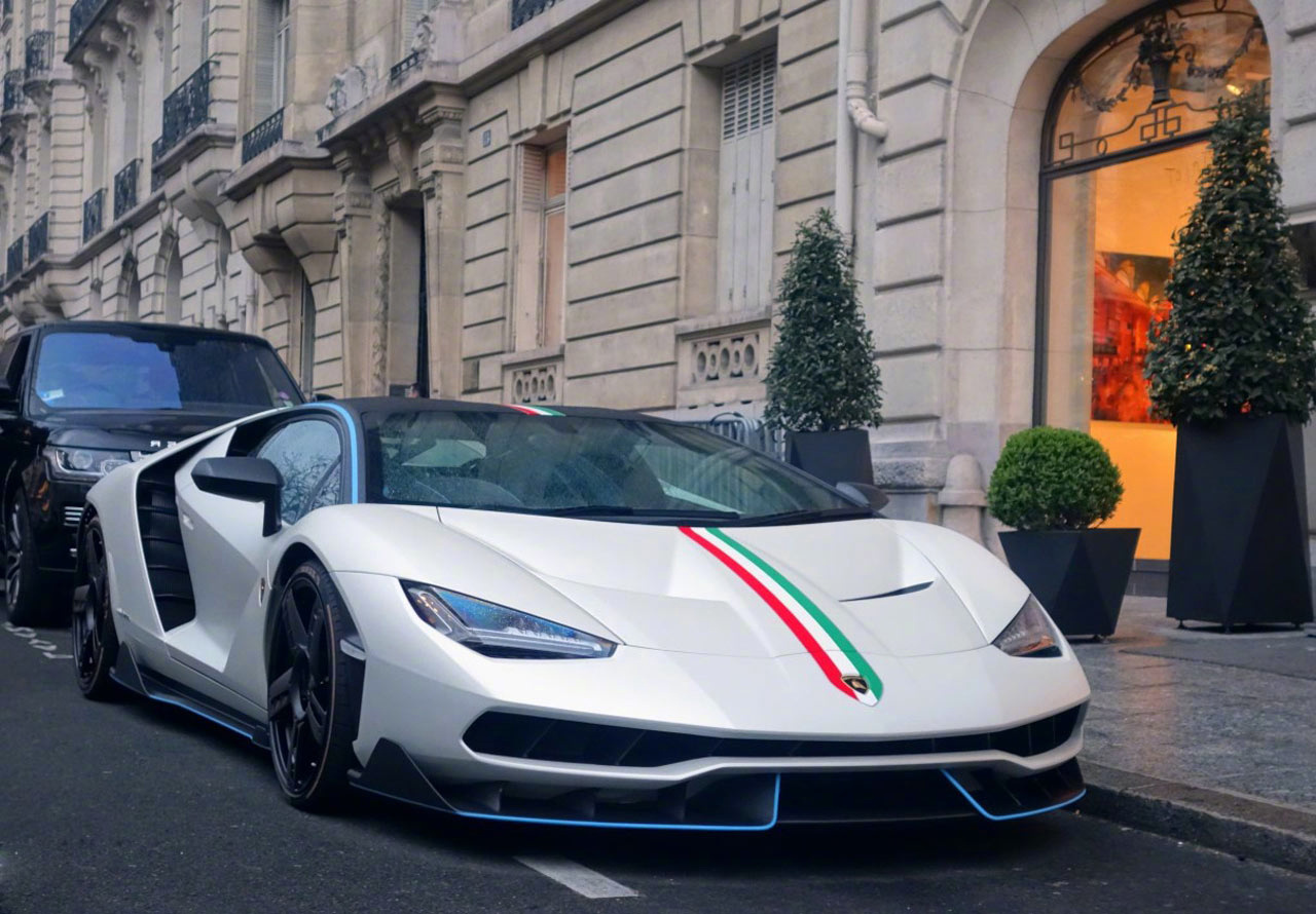 巴黎街头，白色兰博基尼Centenario LP770-4