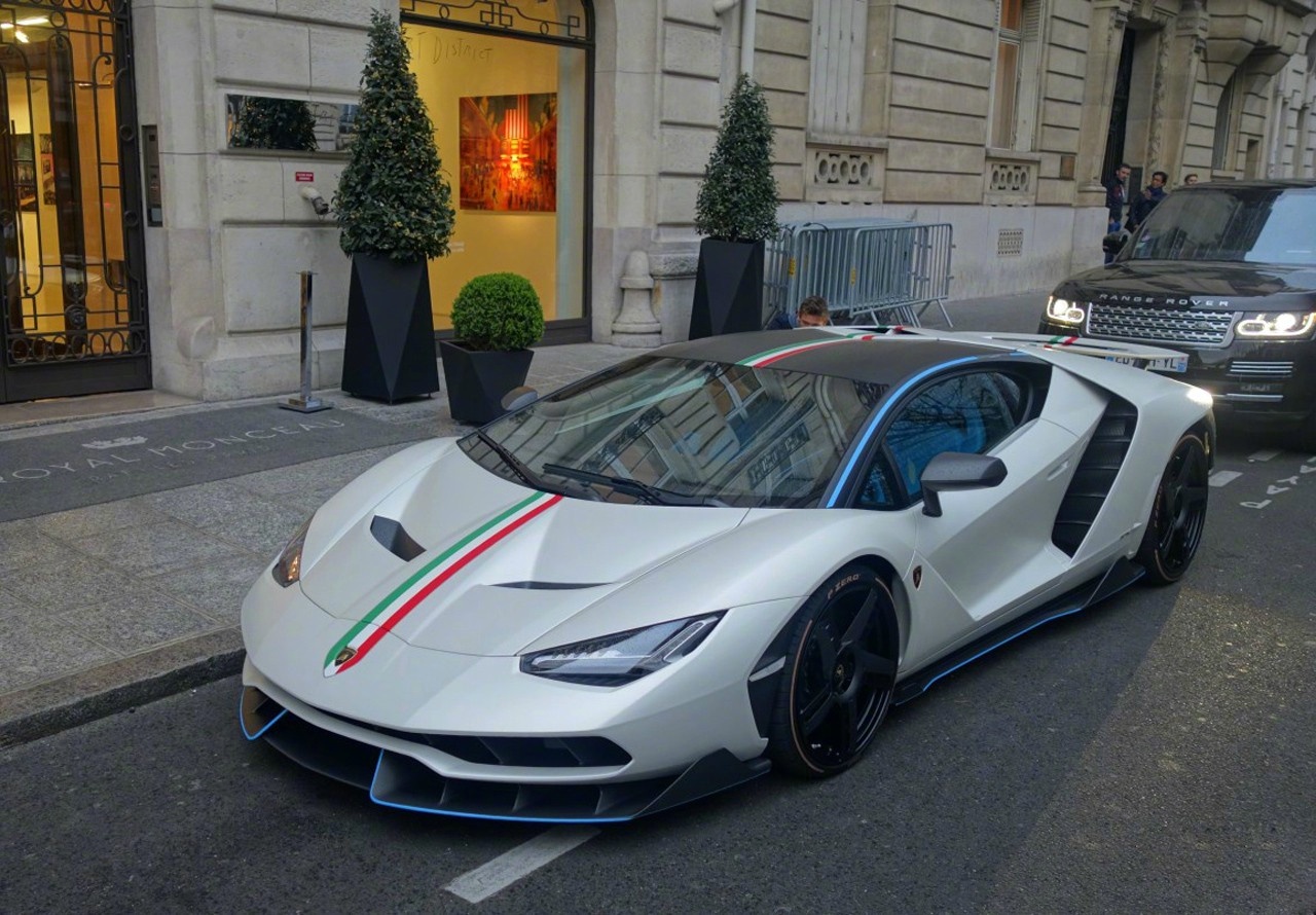 巴黎街头，白色兰博基尼Centenario LP770-4