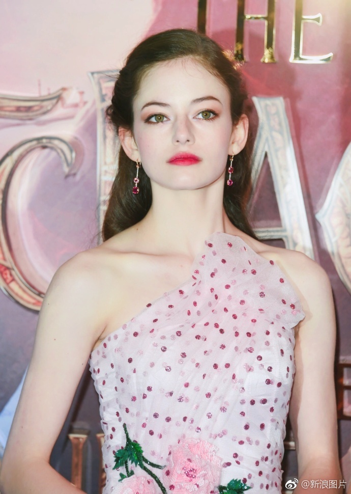 麦肯基·弗依（Mackenzie Foy）现身CMA乡村音乐奖担任颁奖嘉宾|麦肯基·弗依|颁奖嘉宾|音乐奖_新浪新闻