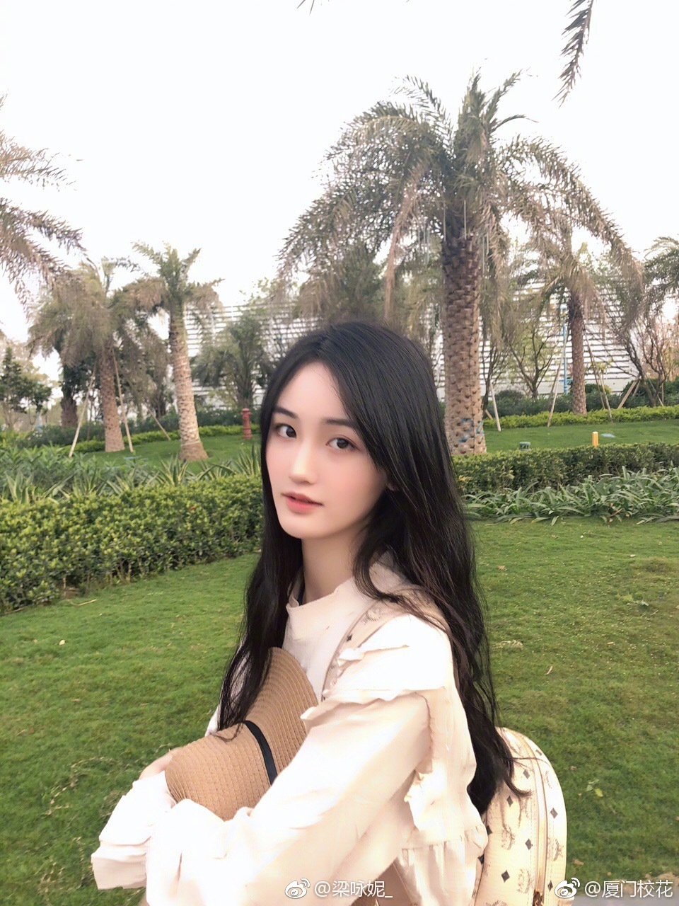 她叫梁咏妮，98年，就读于北京电影学院，身高168cm