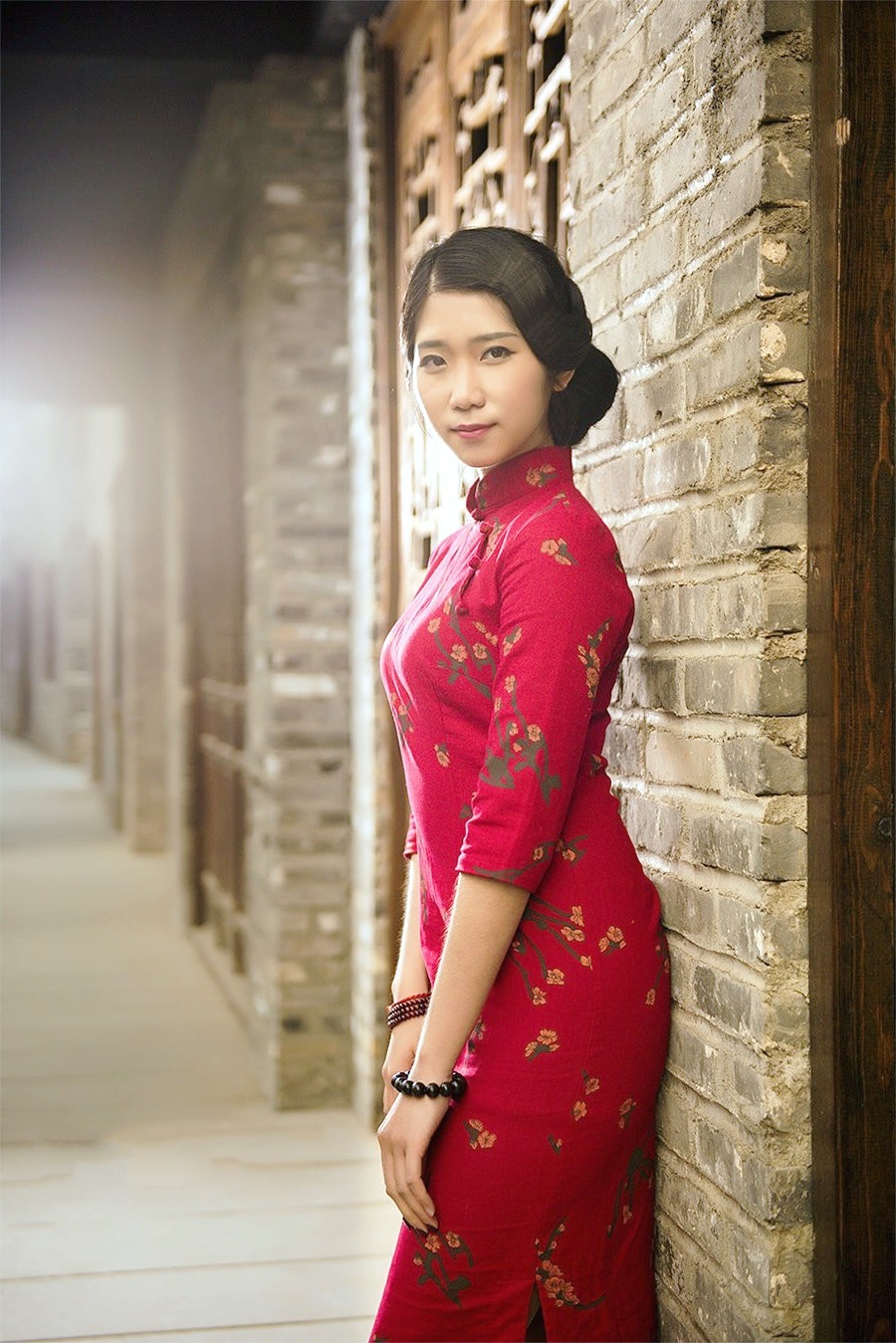 一个有着民族古韵的江南红色旗袍女子! 旗袍 美女 人像摄影 新浪新闻