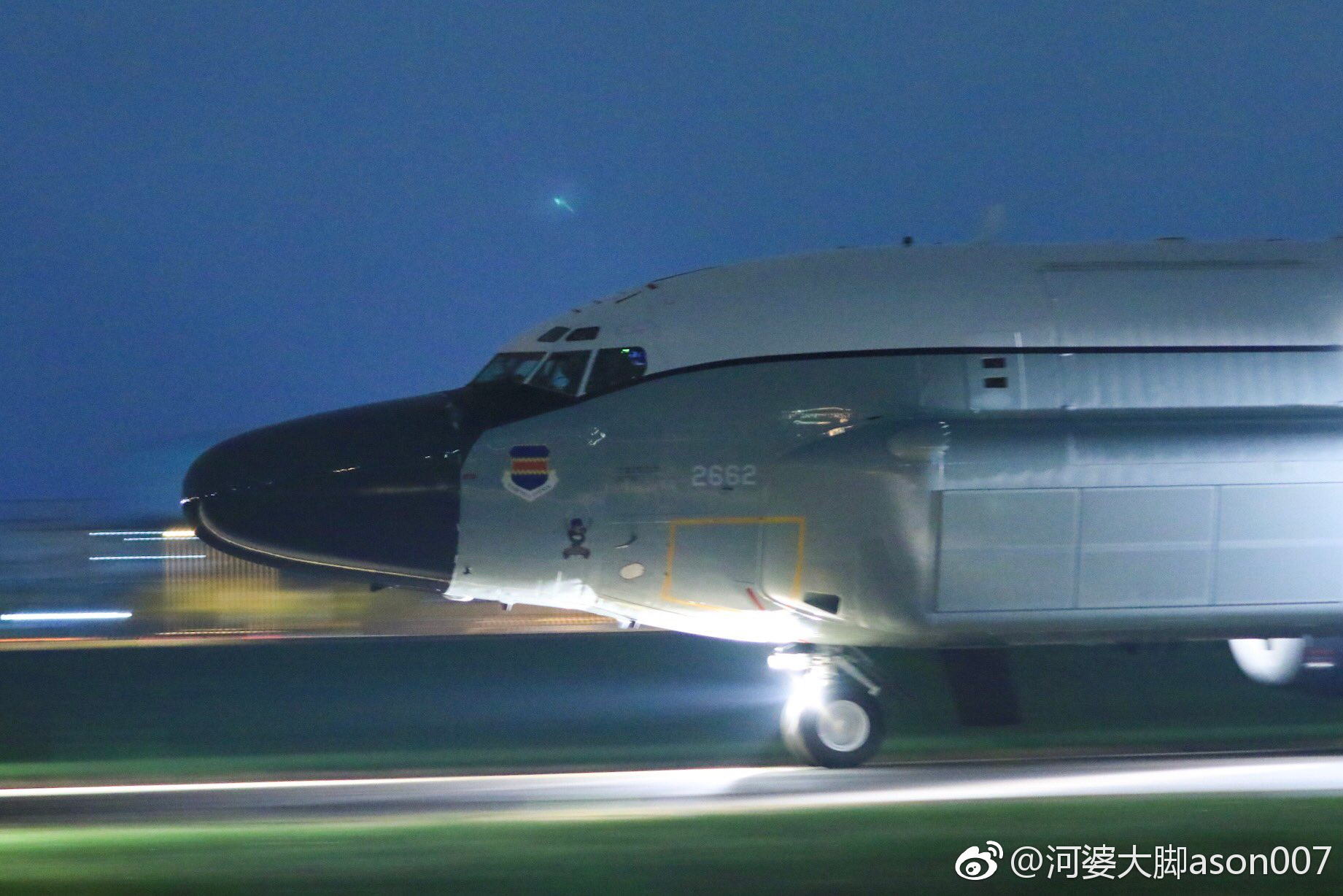 美国空军662号RC-135S“眼镜蛇球”弹道导弹侦察机16日在日本横田基地