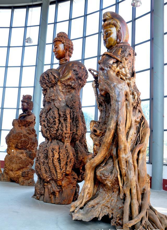 一尊根雕佛像在迪拜拍卖了一千多万，很多人看后说了俩字：震撼！