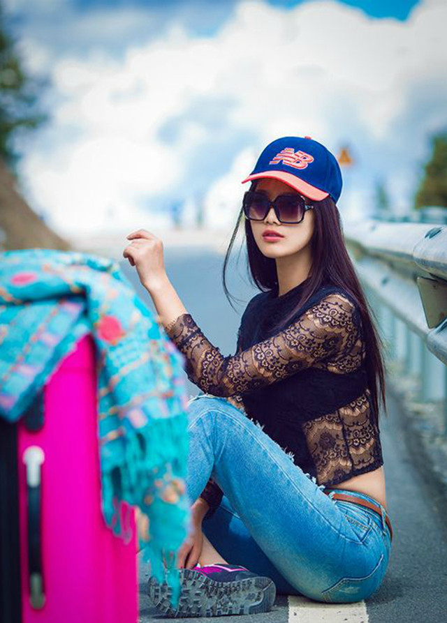 牛仔裤美女,走在街头,戴上鸭舌帽的一瞬间,既高挑又显腿长