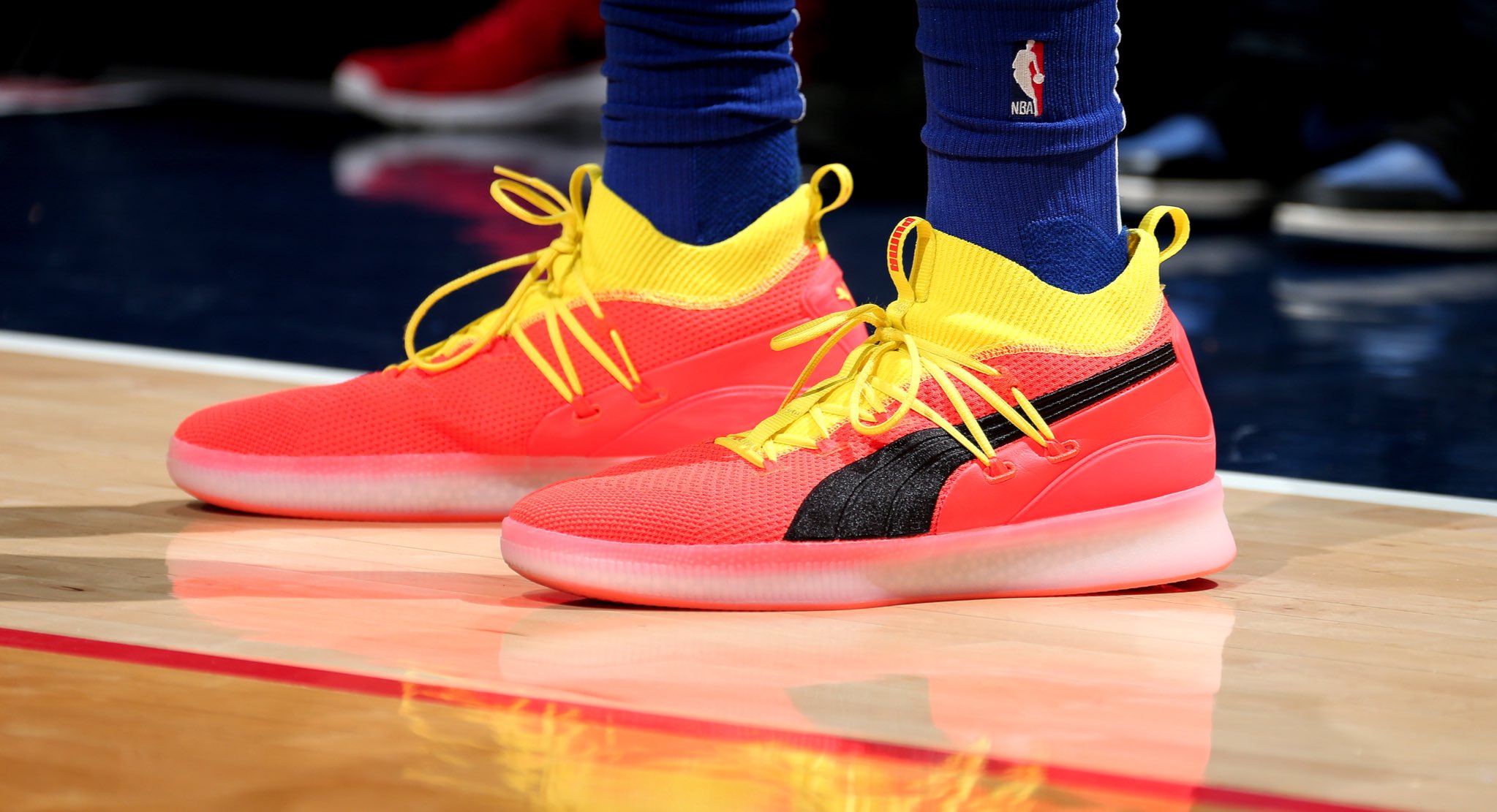 乌布雷上脚Adidas Pro Bounce Low 2018沃尔则是穿回了老鞋诺克斯上