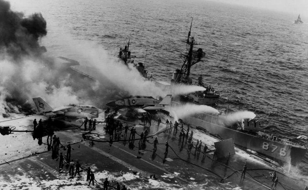 企业号航母发生大爆炸几乎沉没