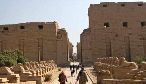 古埃及搬运之谜: 建造金字塔的巨大石块是如何被搬运的?_新浪新闻