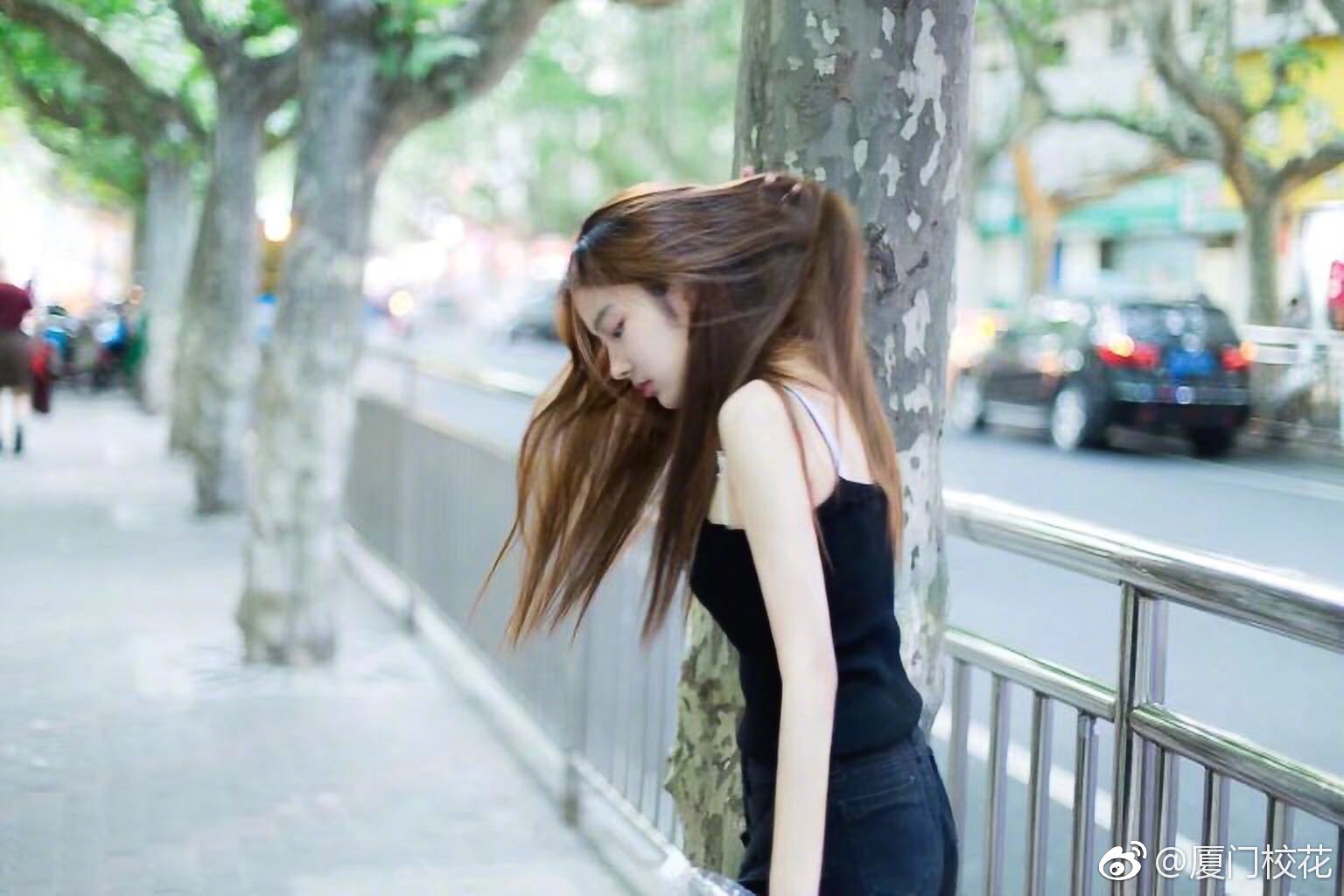 她叫胡雅洁，98年，就读于上海大学，身高168cm，可清纯可性感