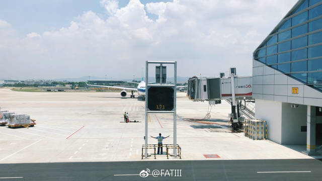 体验白云机场T2国内国际可转换廊桥，迪拜回来的CZ384停靠171廊桥...|白云机场|廊桥|迪拜_新浪新闻