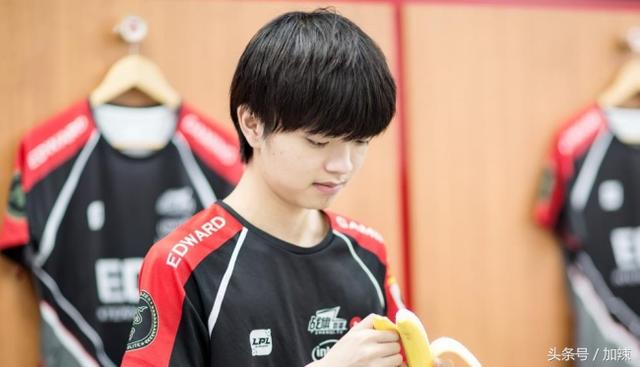 Iboy究竟有多可怜？网友自制搞笑动图：打比赛喝水都只能喝剩下的