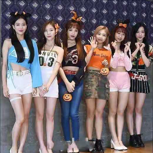 April现身节目彩排清凉着装甜美娇俏