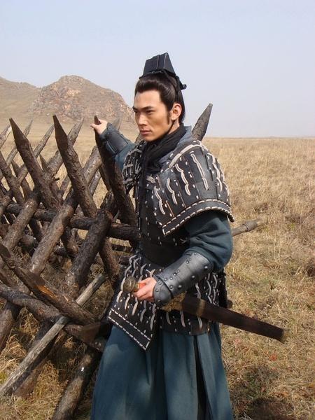 古人是怎么刀剑固定在身上的？可不是用绳子栓这么简单