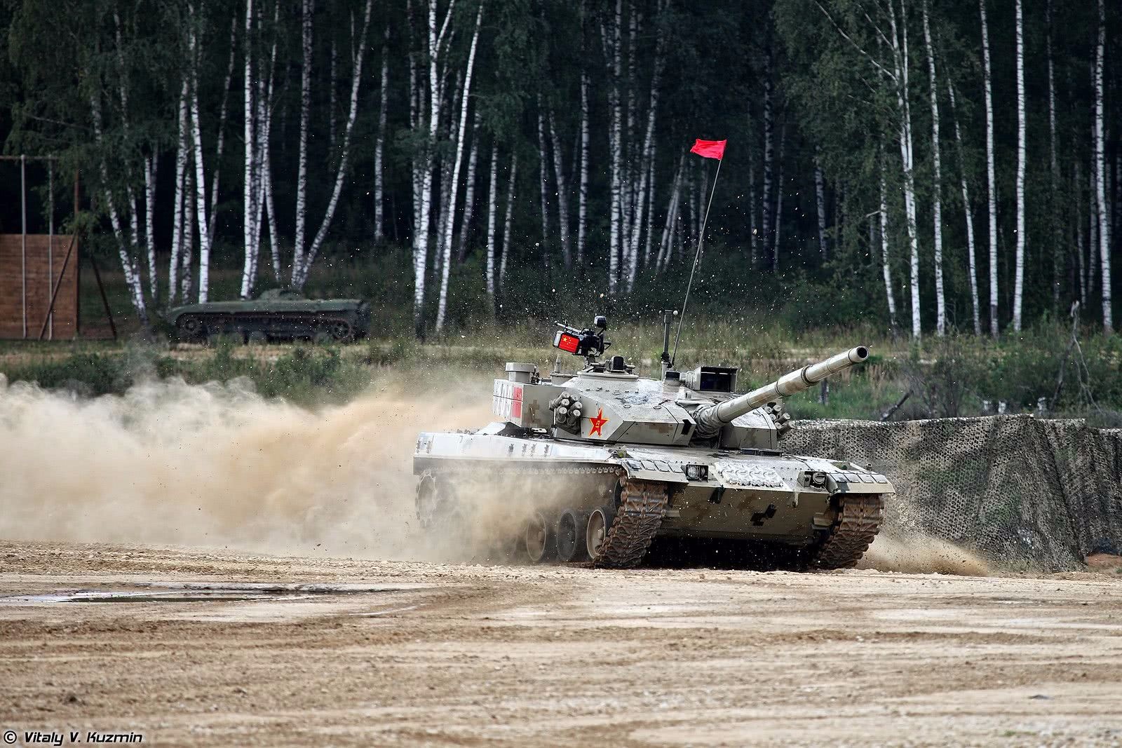 中国96B坦克俄罗斯化身“大闸蟹”网友直呼：真的是土爆了