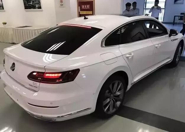 大众全换代CC刚到店就引发围观，白色车身帅到窒息-新浪汽车