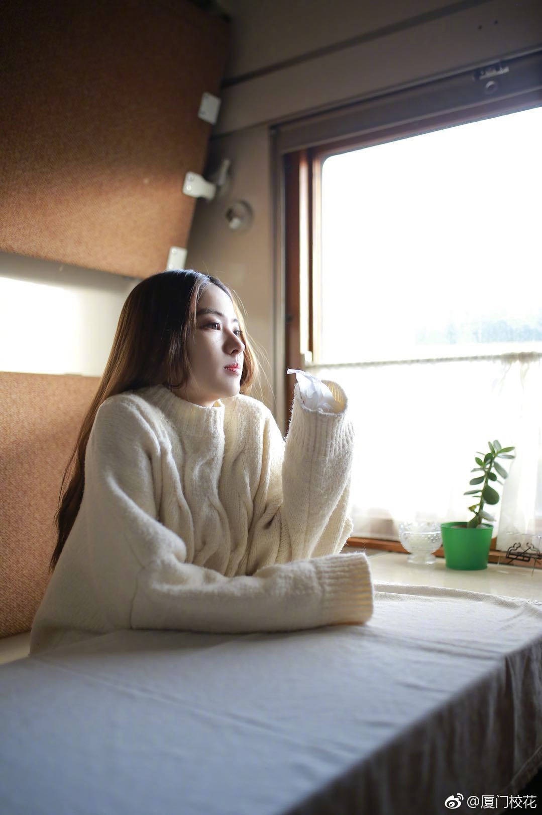 她叫胡雅洁，98年，就读于上海大学，身高168cm，可清纯可性感|上海大学|就读|身高_新浪新闻