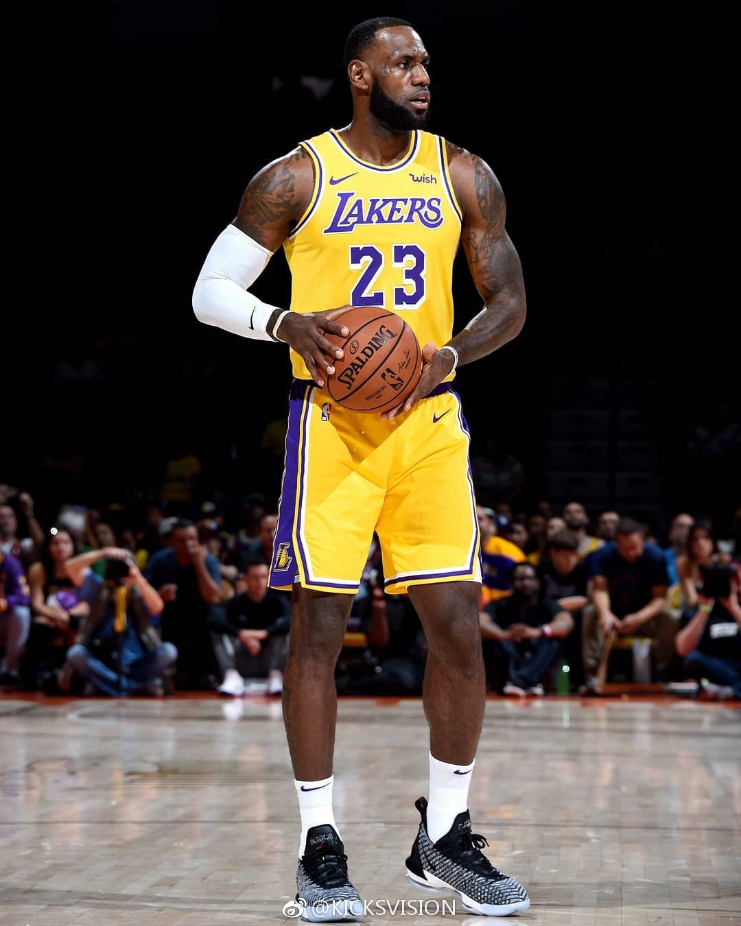 怎么评价LeBron James在洛杉矶湖人的首秀？_新浪新闻