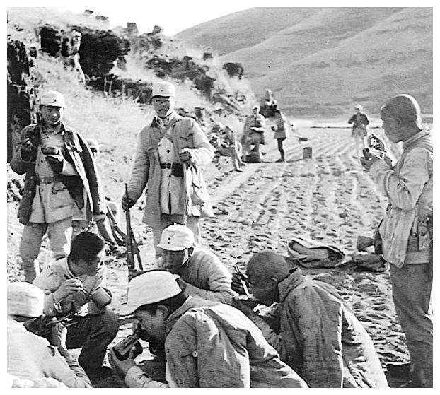 有勇有谋的八路小战士 独自一人俘虏了六十二名伪军！|伪军|荣子|战士_新浪新闻