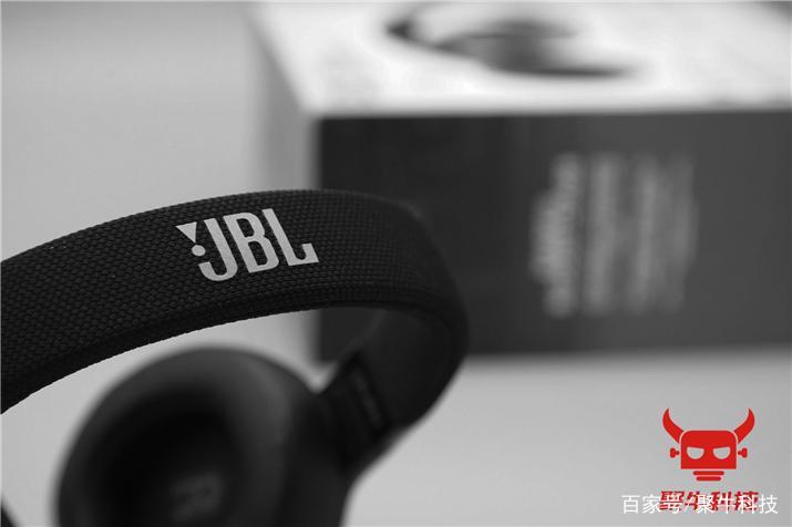 JBL E55BT耳机评测 50mm驱动器让低频有厚度有量感__财经头条