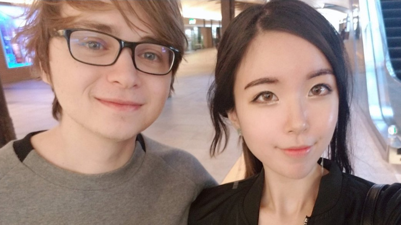 谁说电子竞技不需要女友？Sneaky与女友已成为众人的模范？|女友|电子竞技|女朋友_新浪新闻