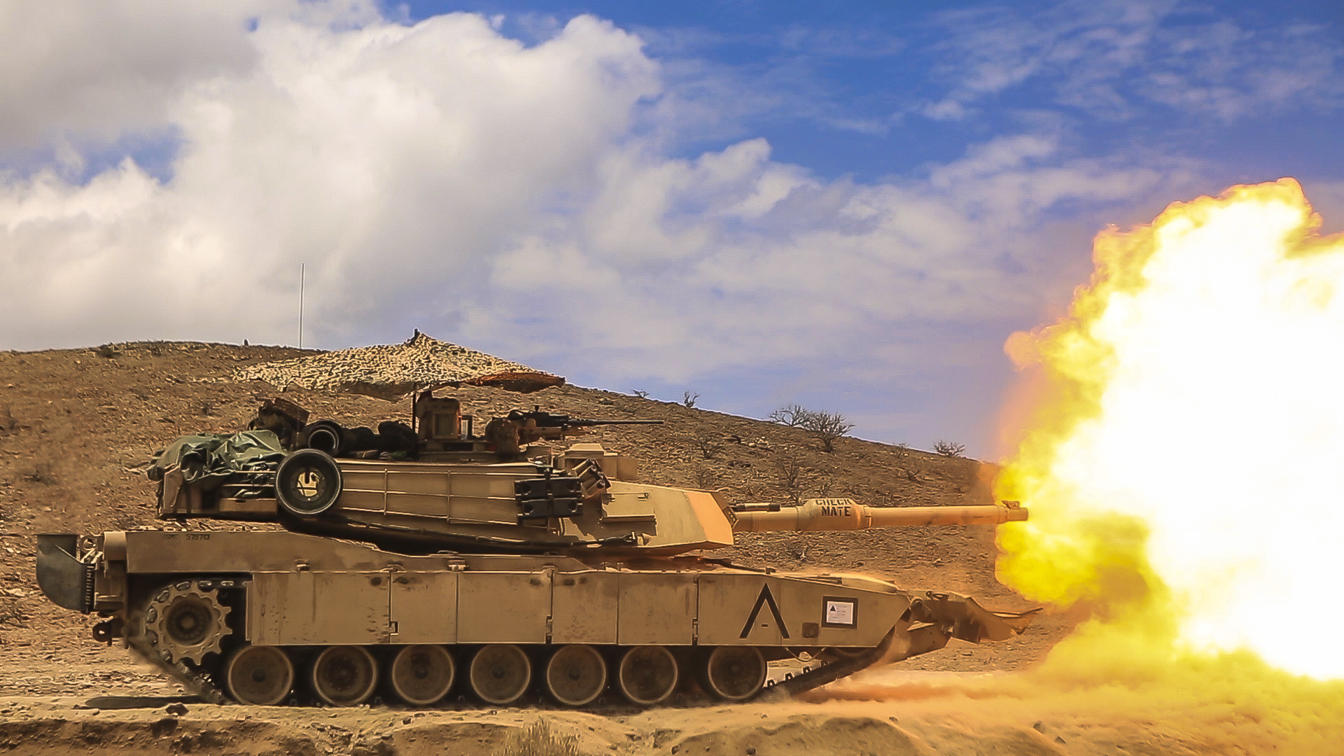 打伞的MD四等人（海军陆战队）M1A1“艾布拉姆斯”主战坦克