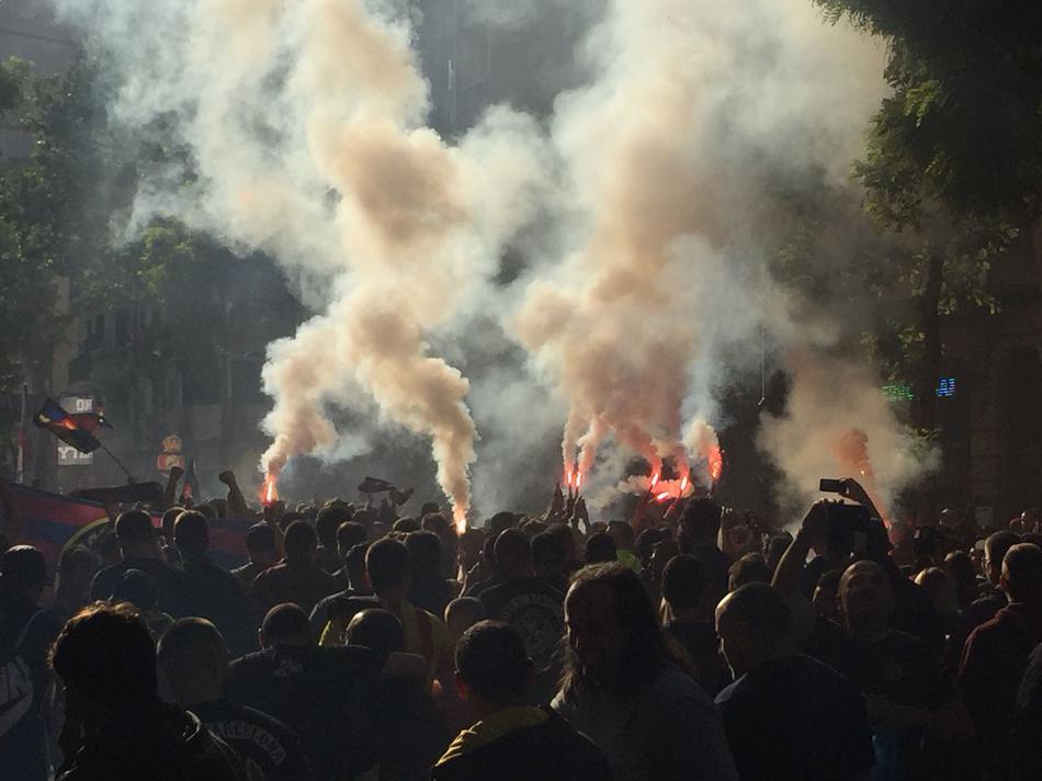 国家德比赛前巴萨极端球迷组织Boixos Nois让整个巴塞罗那陷入疯狂中|德比|巴塞罗那|巴萨_新浪新闻