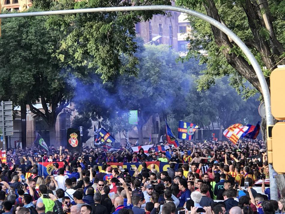 国家德比赛前巴萨极端球迷组织Boixos Nois让整个巴塞罗那陷入疯狂中|德比|巴塞罗那|巴萨_新浪新闻