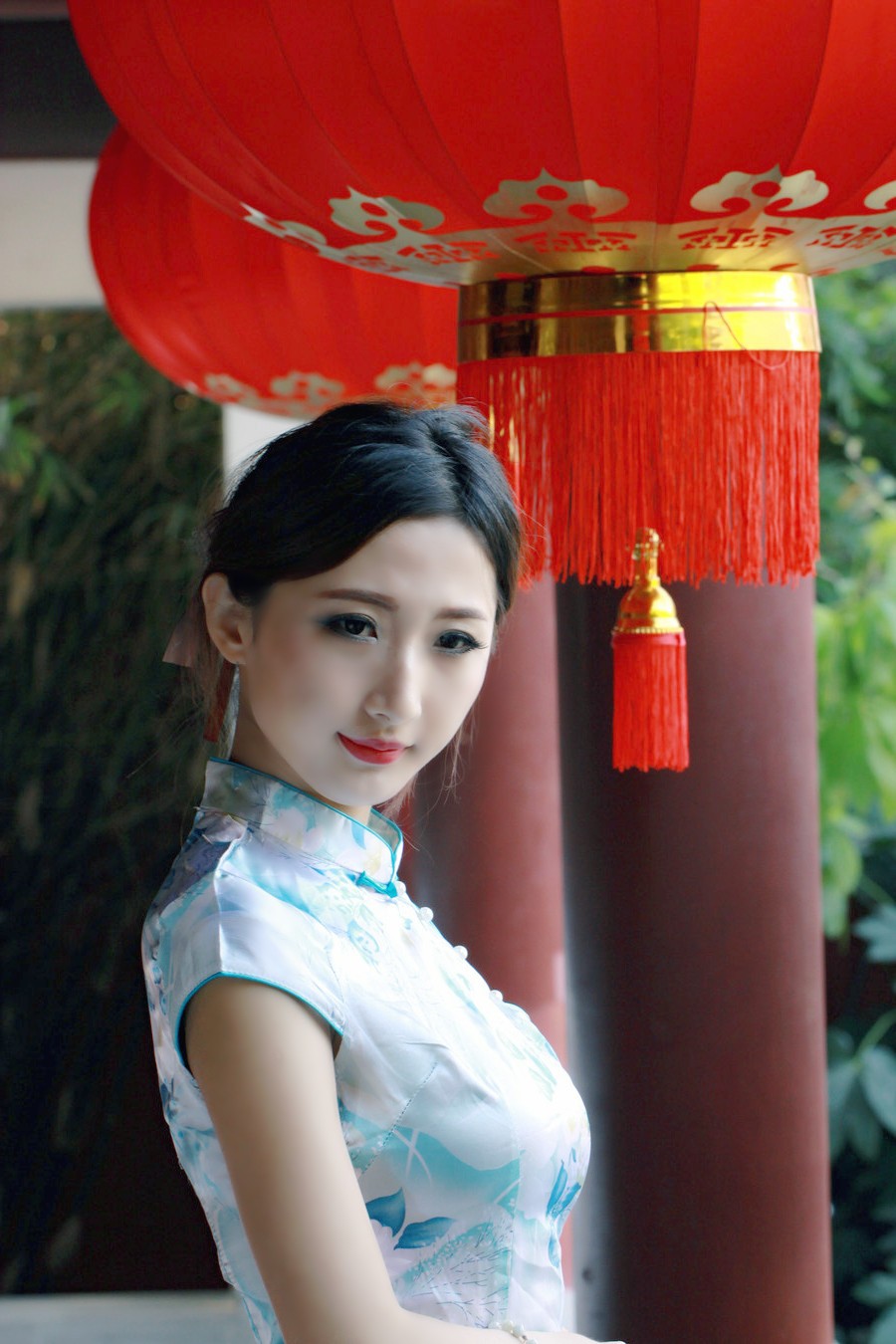 大红灯笼下的唯美古韵装旗袍女子!