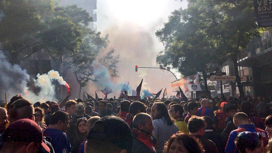 国家德比赛前巴萨极端球迷组织Boixos Nois让整个巴塞罗那陷入疯狂中|德比|巴塞罗那|巴萨_新浪新闻