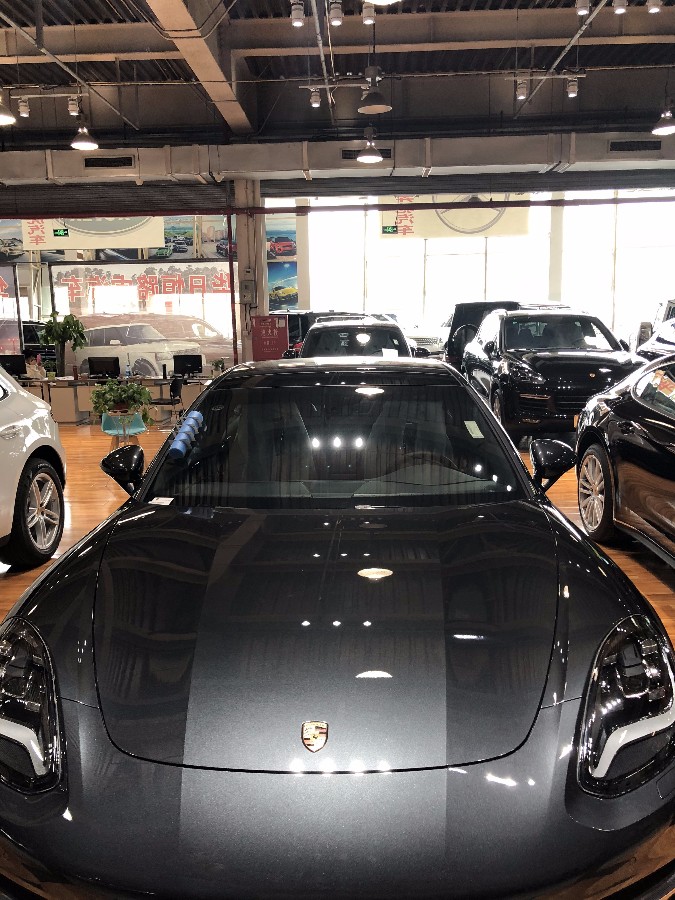 最新款保时捷帕拉梅拉行政加长版加稀有配色“火山灰”-新浪汽车