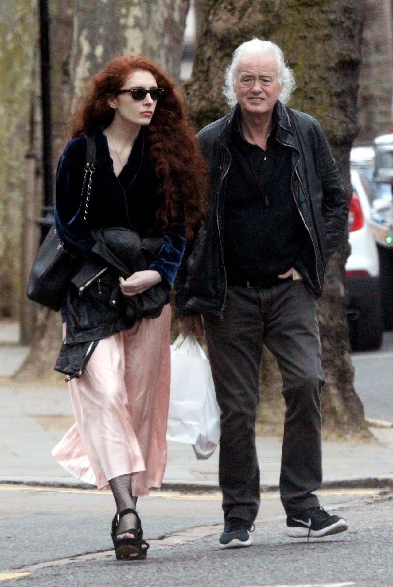 74岁的英国著名吉他大师、作曲家、音乐制作人吉米·佩奇（Jimmy Page