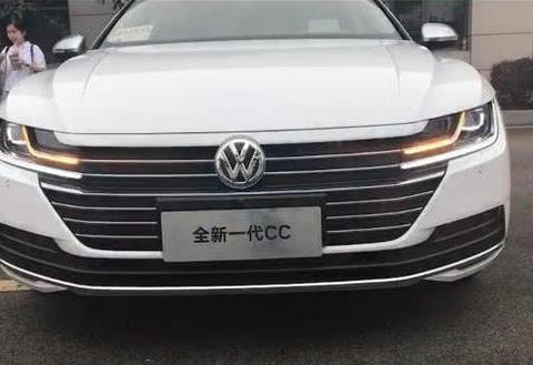 大众全换代CC刚到店就引发围观，白色车身帅到窒息-新浪汽车