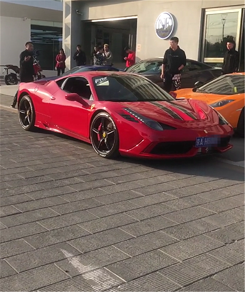 北京街头现首辆法拉利488“赛道版”，车头犀利，车主是富二代-新浪汽车